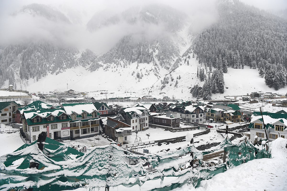 Cold Wave and Dense Fog Disrupt Life Across India; Snowfall Intensifies ...