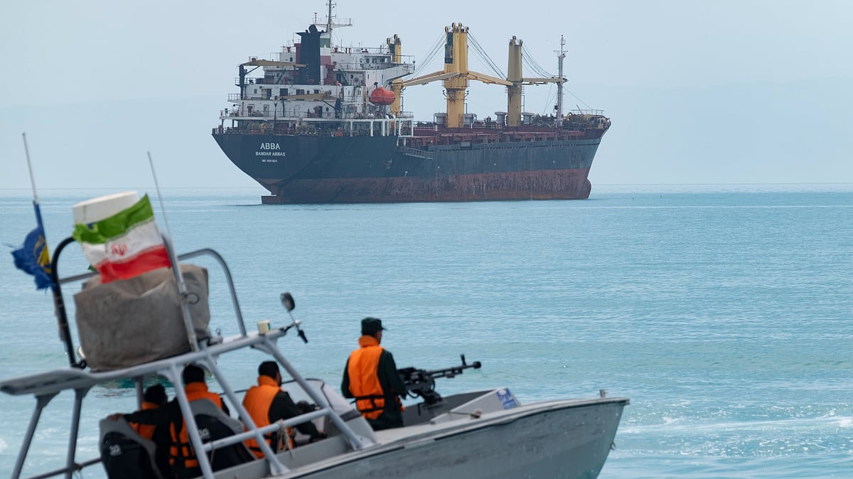 US Advises Ships to Steer Clear of Iranian Waters in Strait of Hormuz ...